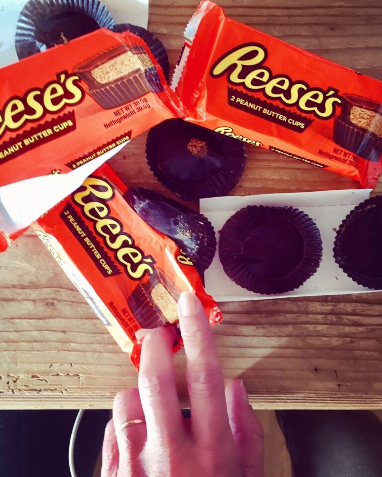 Reese's Peanut Butter Cups (History, Pictures & Commercials) - Snack ...
